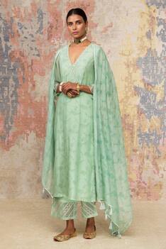 Buy Chanderi Printed Kurta Set by Devnaagri at Aza Fashions