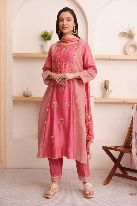 Buy Red Chanderi Embroidery Floral Keyhole Kurta Set For Women by Surabhi Arya Online at Aza ...