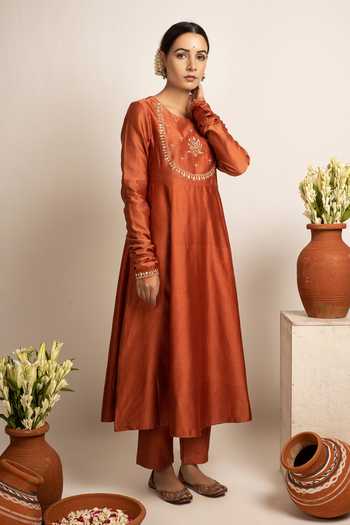 Buy Rashi Jain Orange Gulbano Chanderi Anarkali Set Online | Aza Fashions