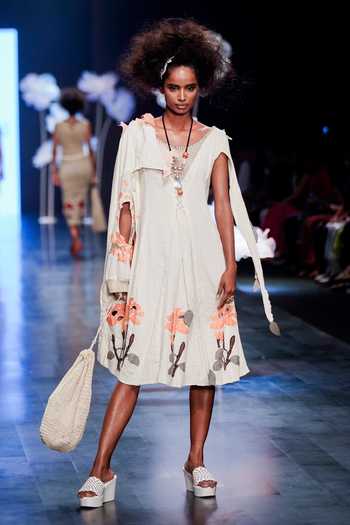 Buy Rina Dhaka White Cotton Crepe Lotus Applique Work Tunic Online ...