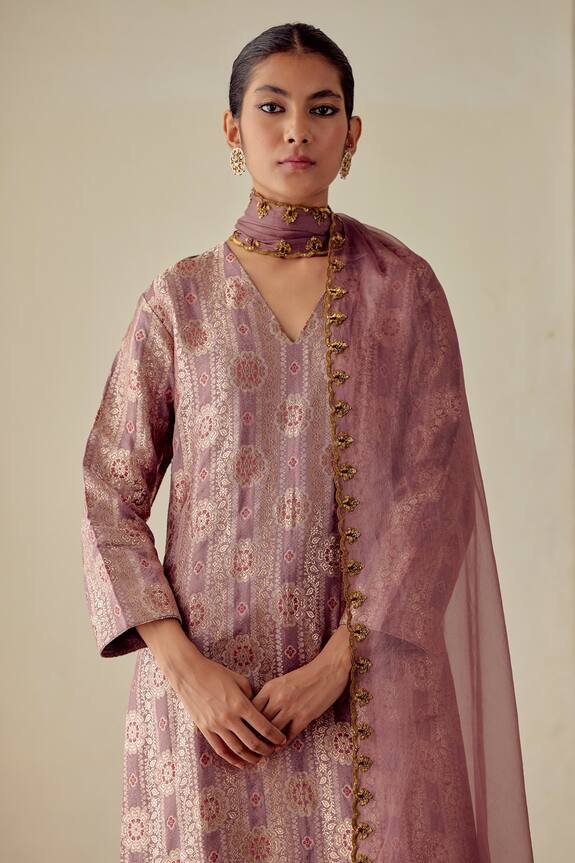 Buy Mimamsaa Pink Shashwati Organza Scallop Dupatta Online | Aza Fashions