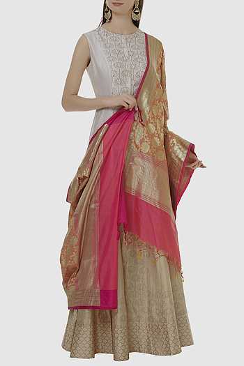 Buy Samyukta Singhania Peach Banarasi Silk Dupatta Online | Aza Fashions
