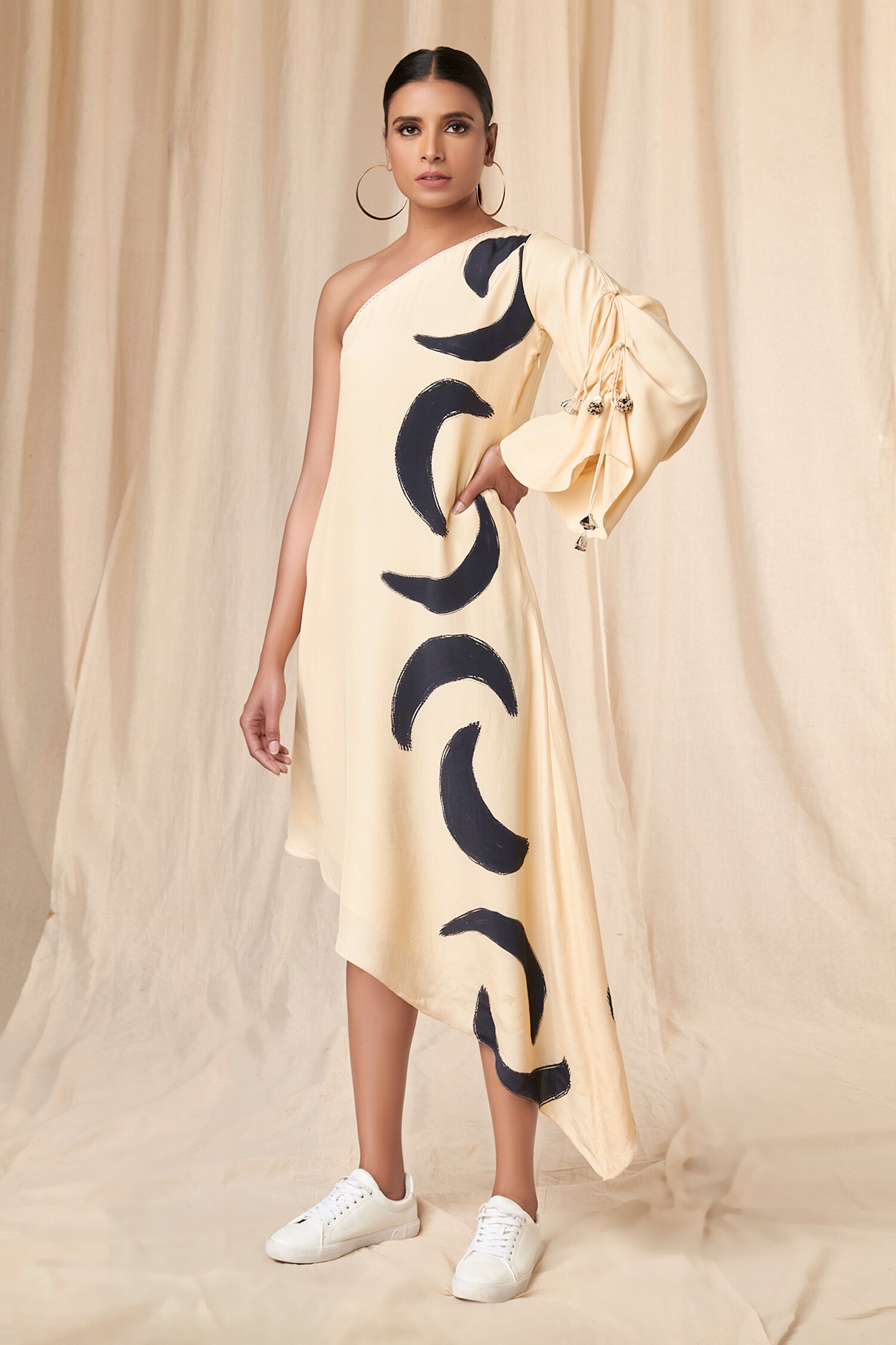 Buy Mooncrest Print One Shoulder Kaftan by Masaba at Aza Fashions