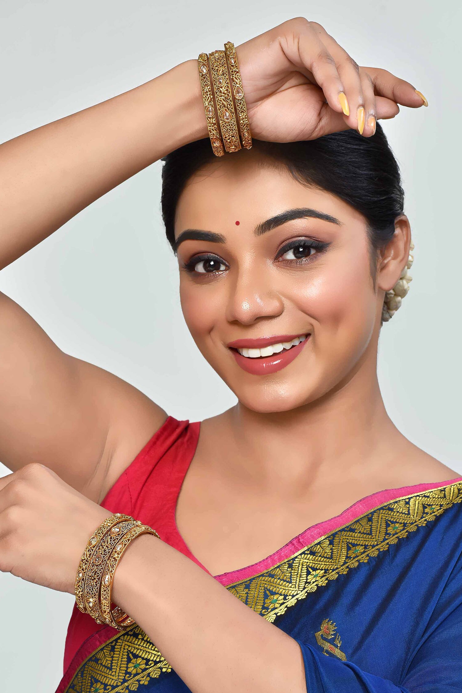 Buy Floral Jaal Cutwork Bangles - Set of 6 by Samyukta Singhania at Aza ...