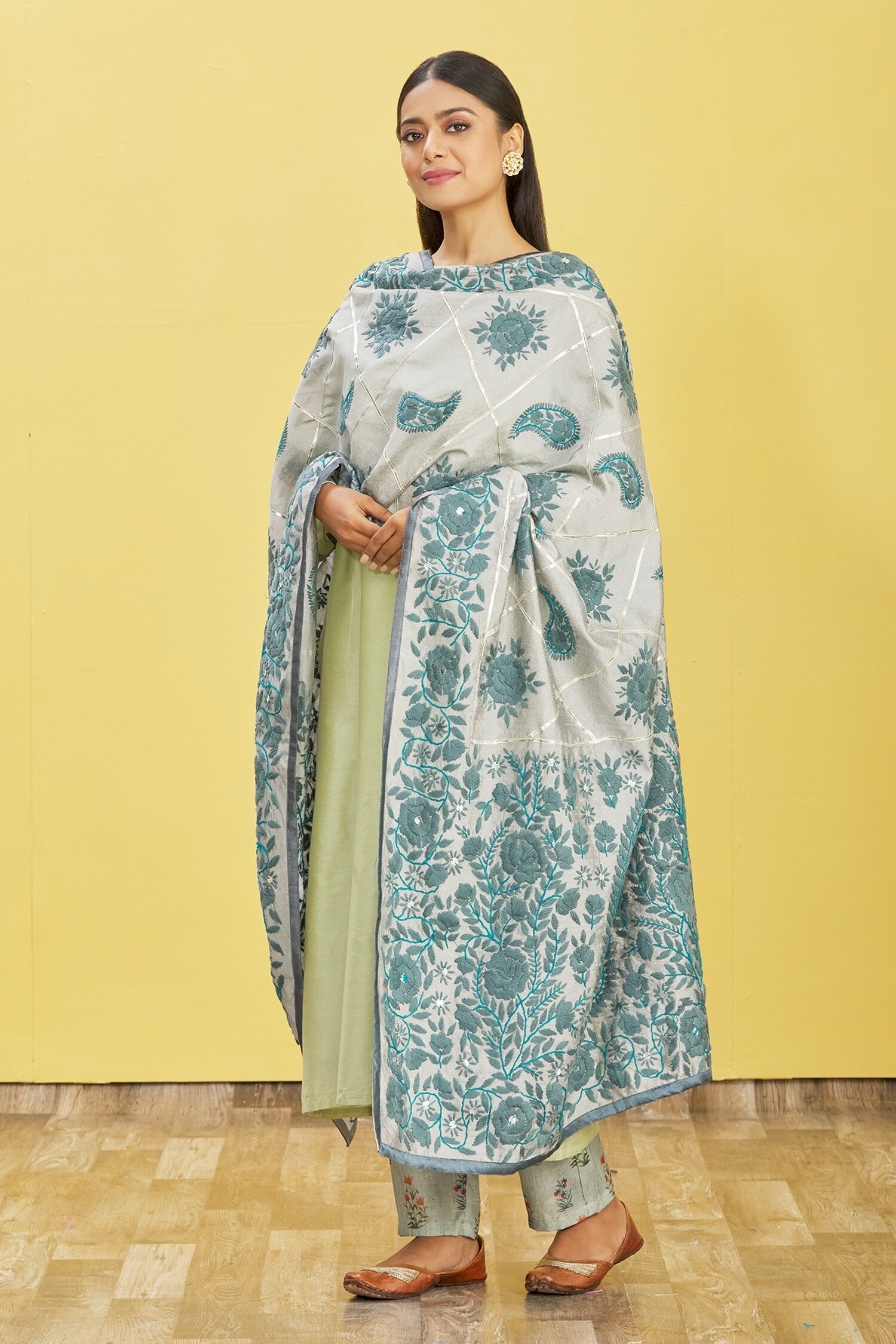 Buy Samyukta Singhania Grey Embroidered Dupatta Online | Aza Fashions