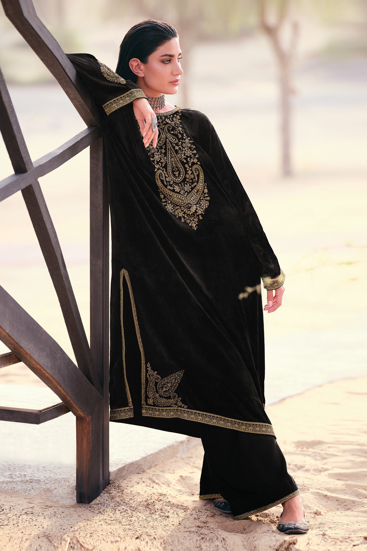 Buy Black Pheran Velvet Embroidered Resham Thread And Pashmina Pant Set ...