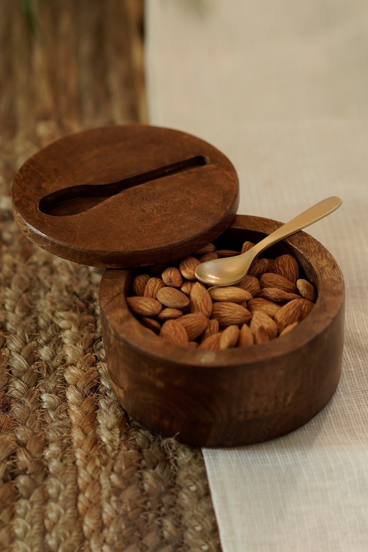 COURTYARD Gold Mango Wood Agaja Swiver Container With Embedded Brass Spoon