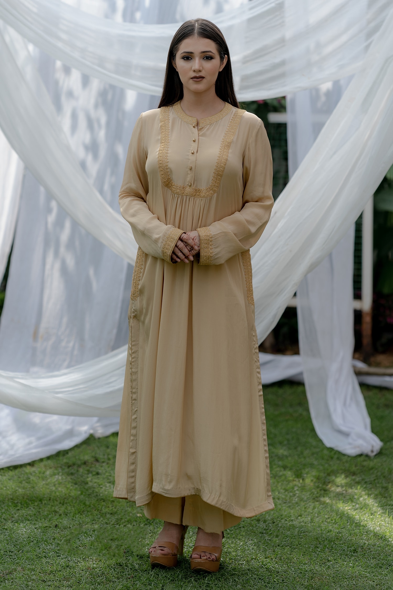 Buy Cream Crepe Embroidered Kashmiri Tilla Work Phiran Kurta Pant Set ...