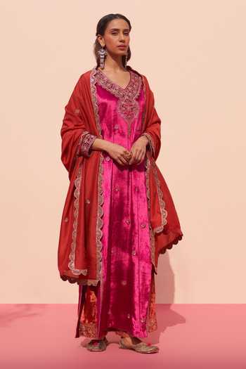 Buy Pink Silk Embroidered Floral V Neck Kasab And Tilla Work Kurta Set ...