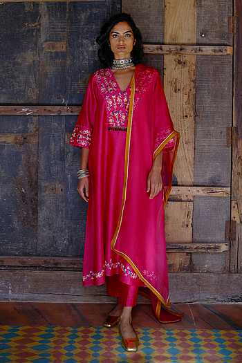 Buy Fuchsia Silk Chanderi Embroidered Pearl V Neck Kurta Set For Women ...
