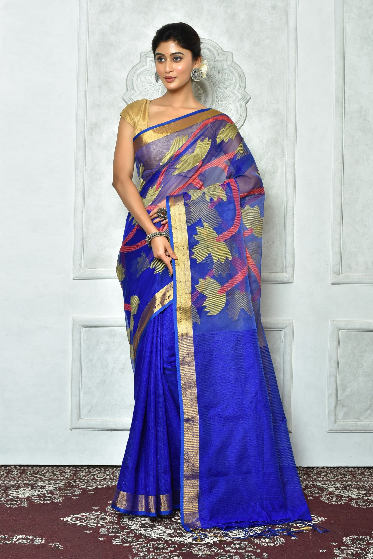 Buy Samyukta Singhania Blue Blended Matka Silk Jamdani Floral Pattern Saree Online | Aza Fashions