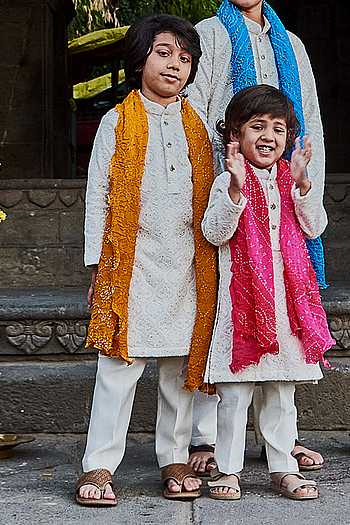 Buy All Boy Couture White Lucknowi Kurta Set With Bandhani Stole For ...