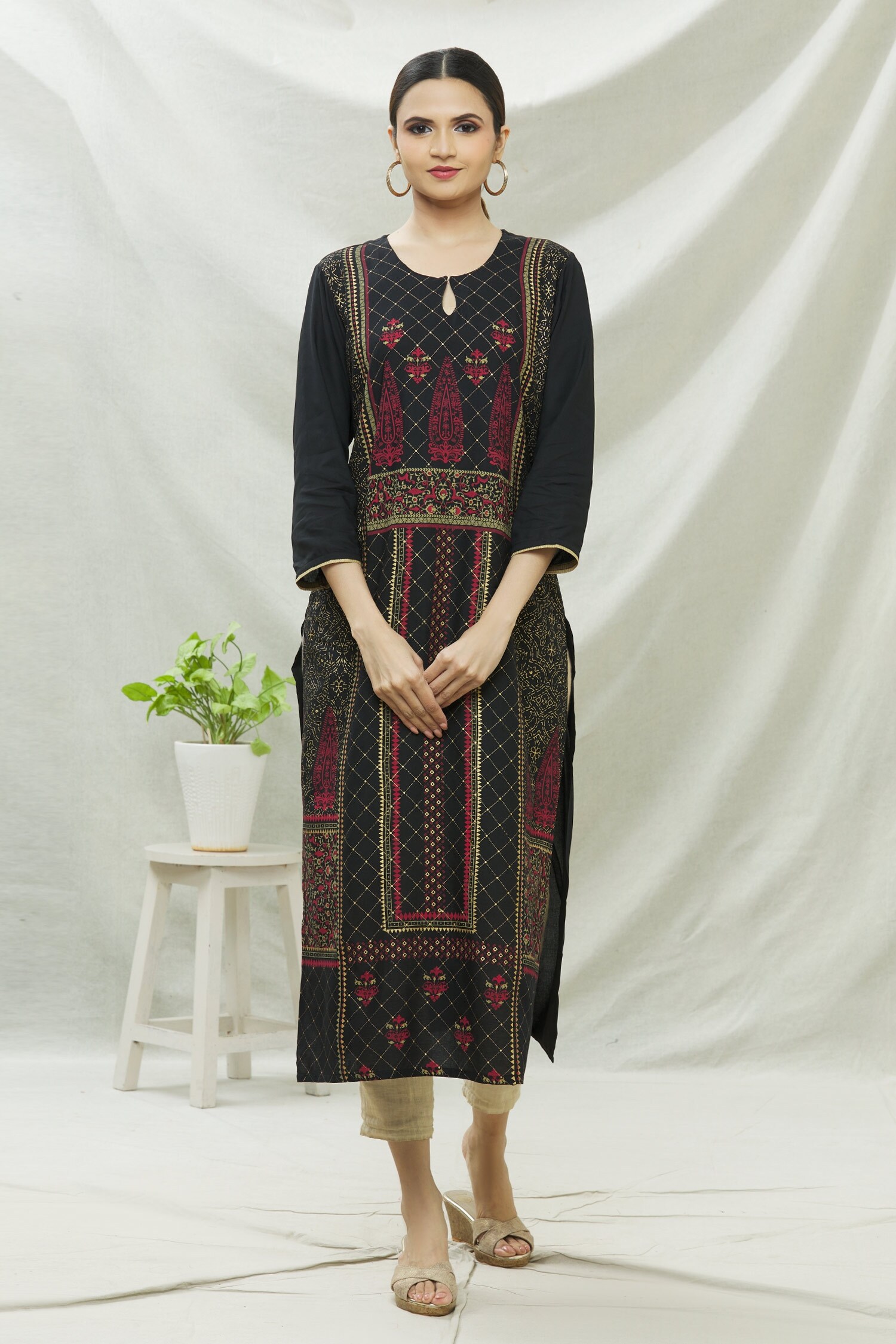 Buy Naintara Bajaj Black Liva Geometric Print Kurta Online | Aza Fashions Buy Naintara Bajaj Black Liva Geometric Print Kurta Online | Aza Fashions