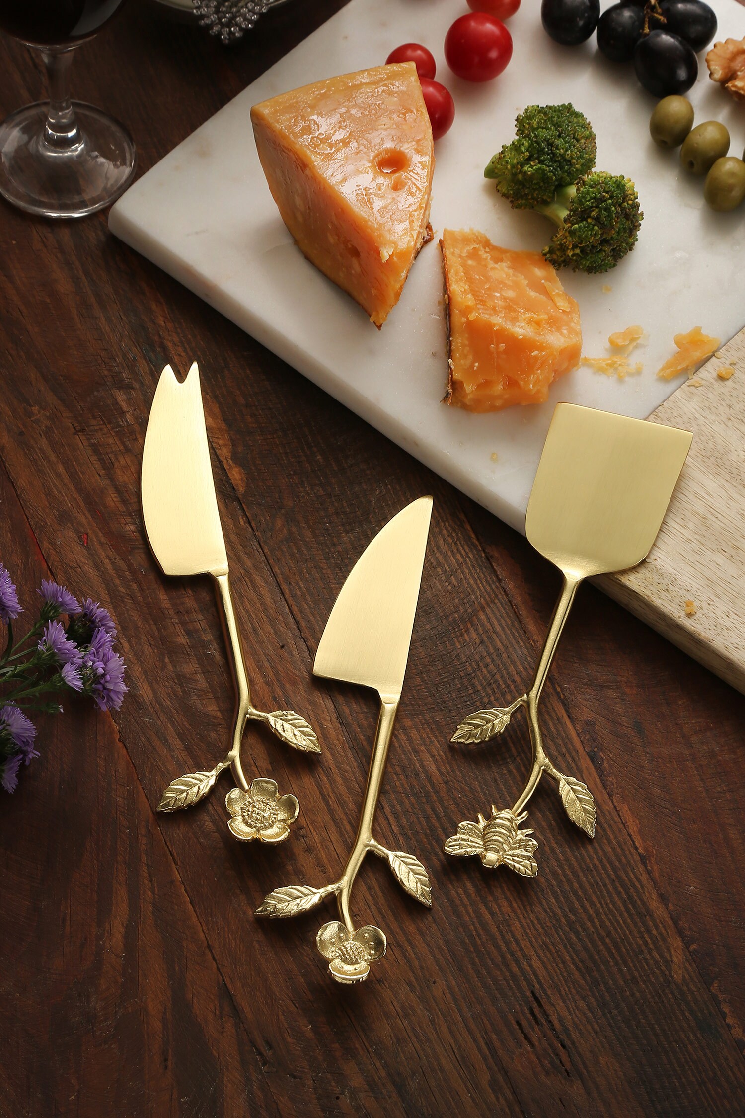 Buy Flower & Bee Cheese Set by Amoli Concepts at Aza Fashions