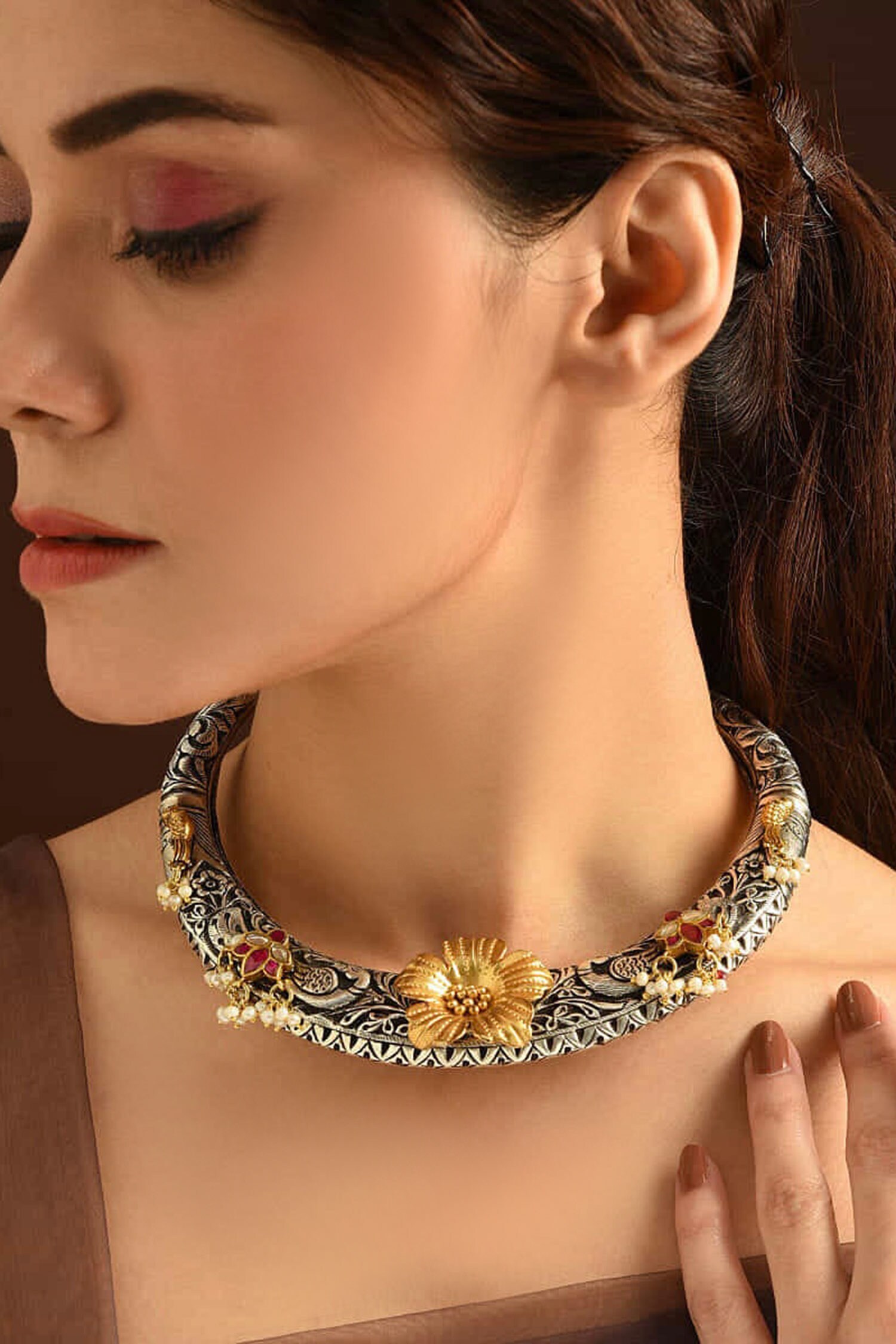 Buy Red Kundan Dual Tone Carved Hasli Necklace by Mero Jewellery Online ...
