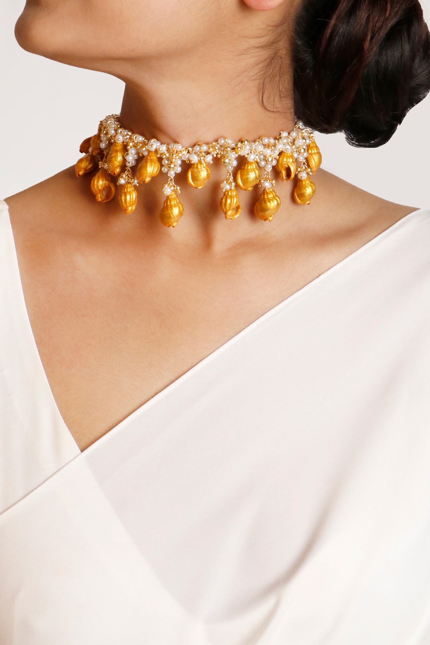 Buy Vaidaan Bushra Shell Pearl Embroidered Choker Necklace Online | Aza ...