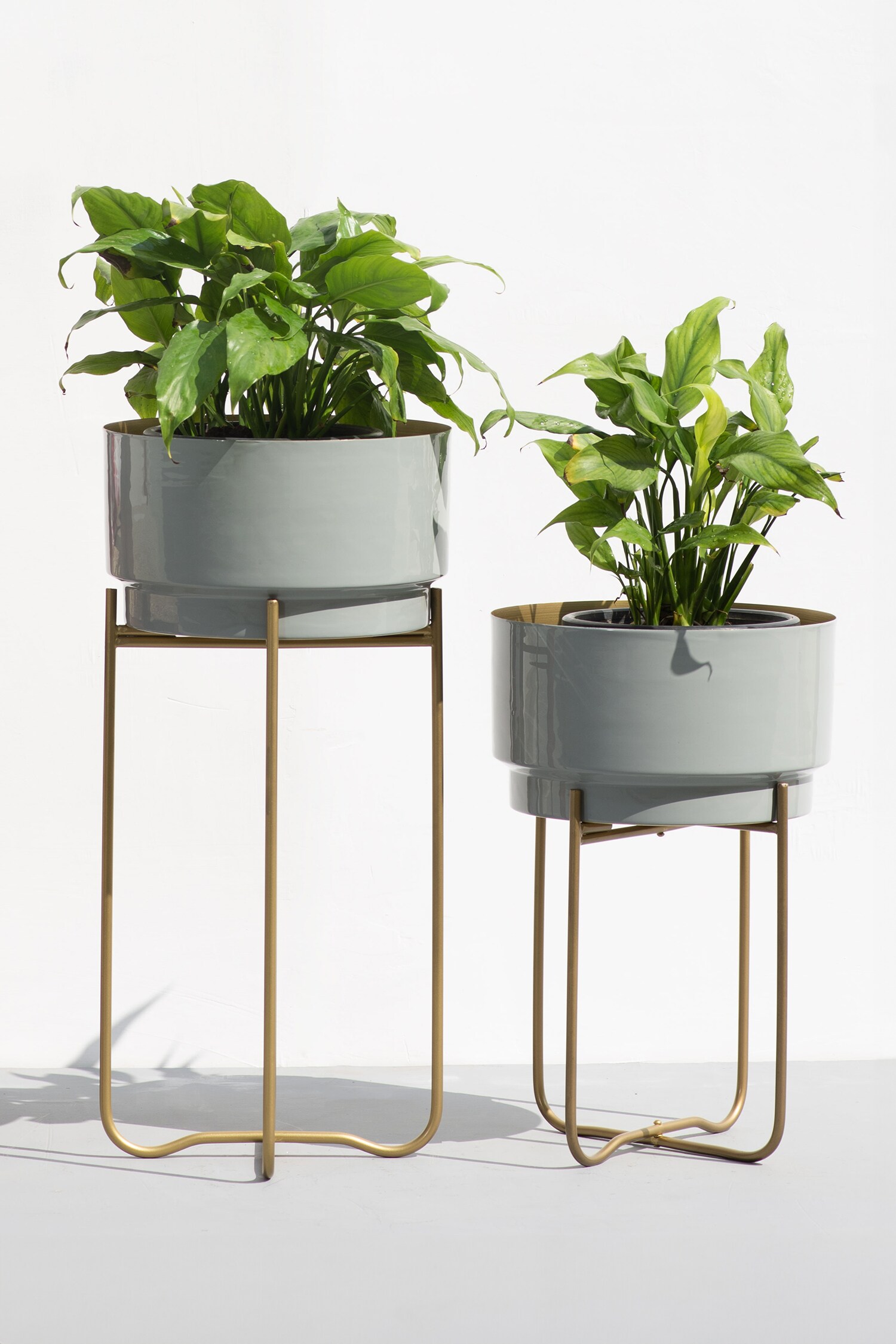 The Decor Remedy New York Enamel Planter With Stand Set Of 2