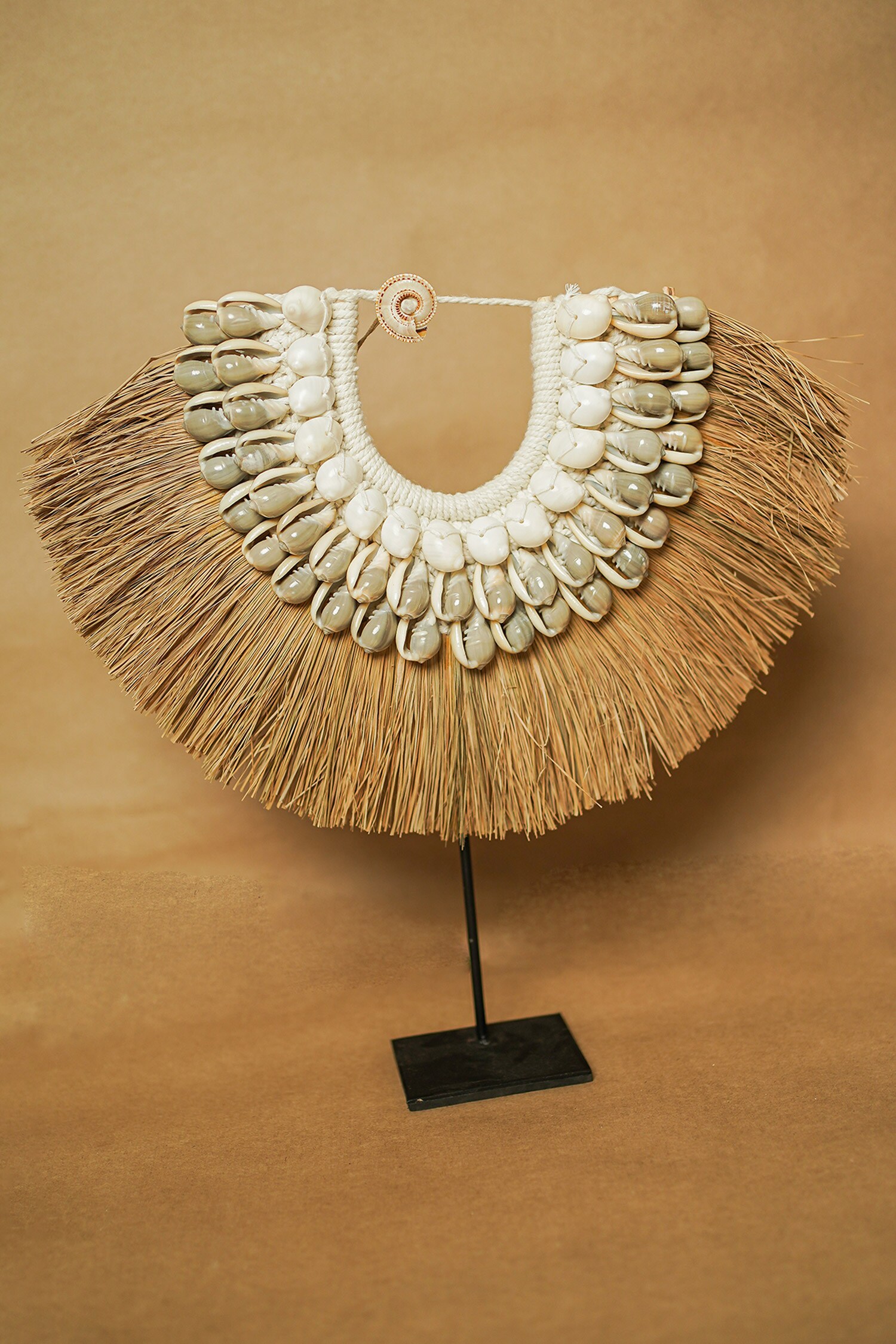 Label Reyya Shell Collar Embellished Table Decor