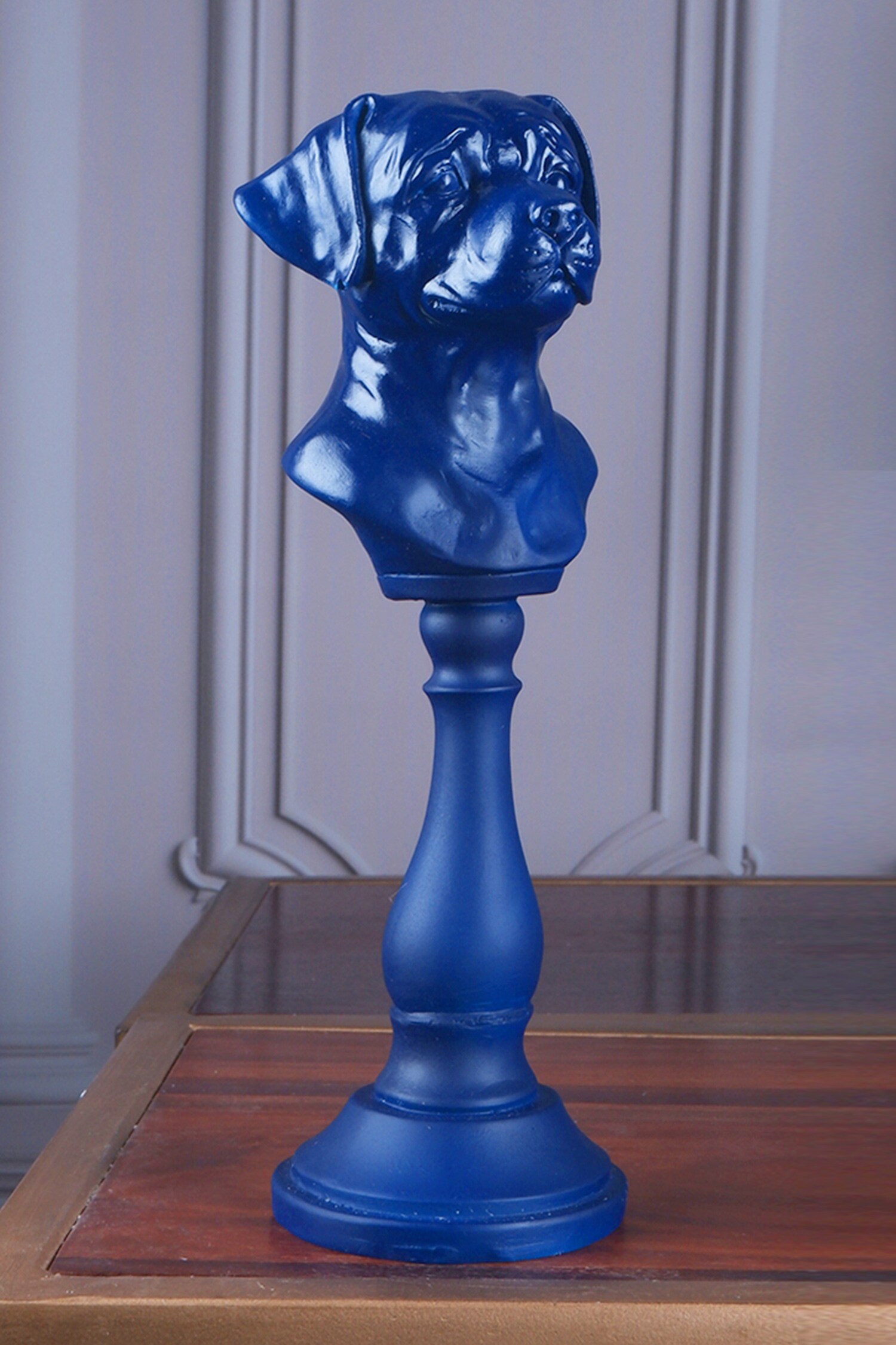 THE WHITE INK DECOR Blue Poly Resin Canine Grandeur Sculpted Table Decor