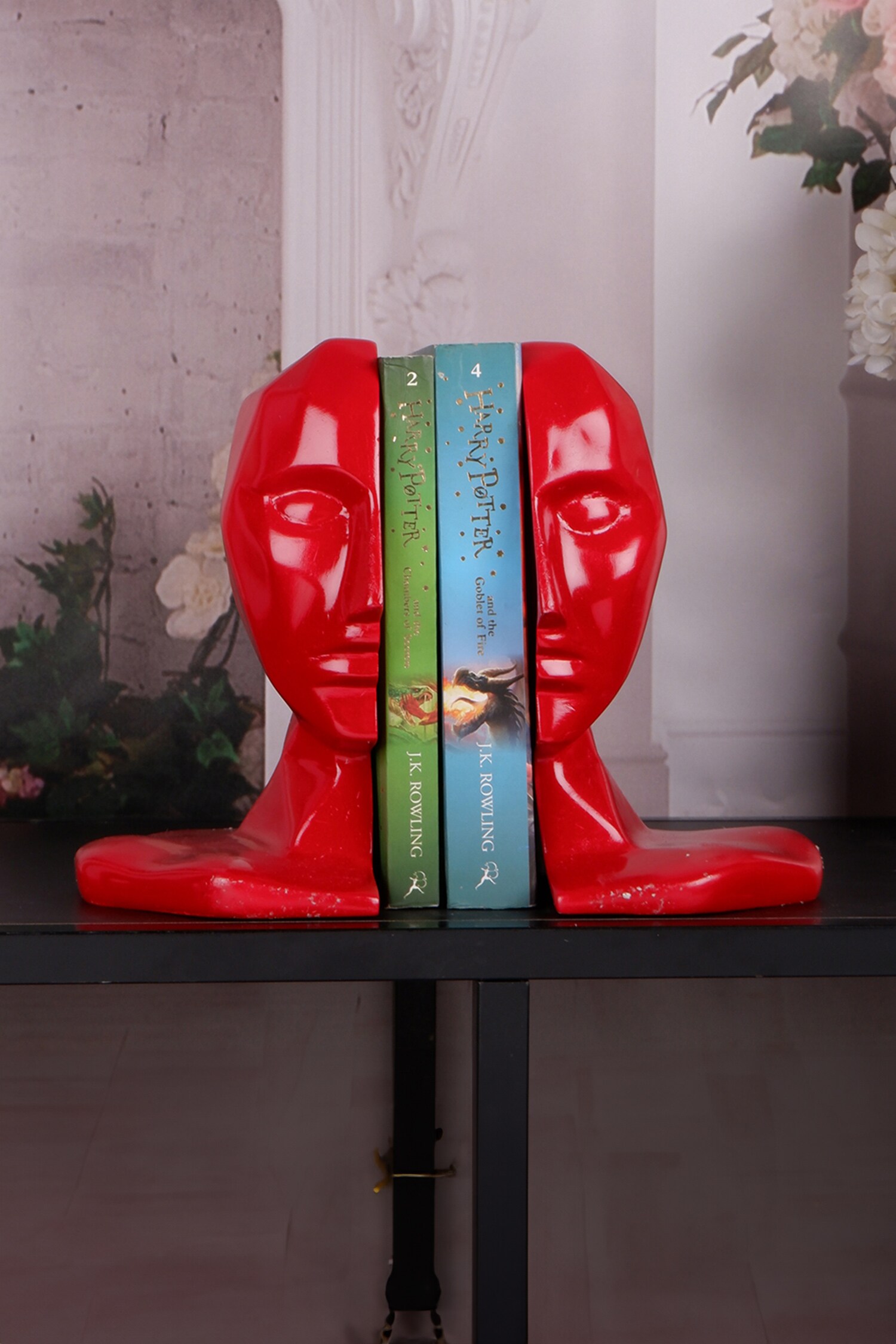 THE WHITE INK DECOR Red Poly Resin Face Carved Book Rest