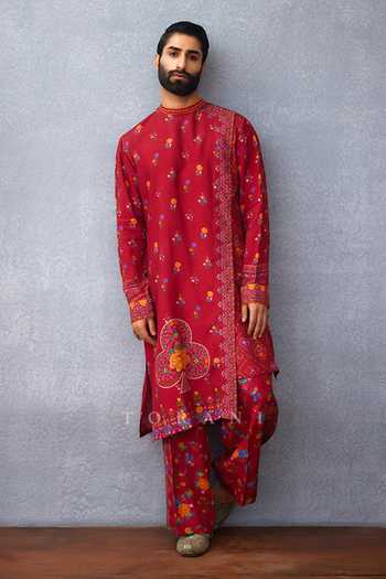 Buy Red Jeni Silk Printed Floral Dil Surkh Aariz Kurta Set For Men by ...