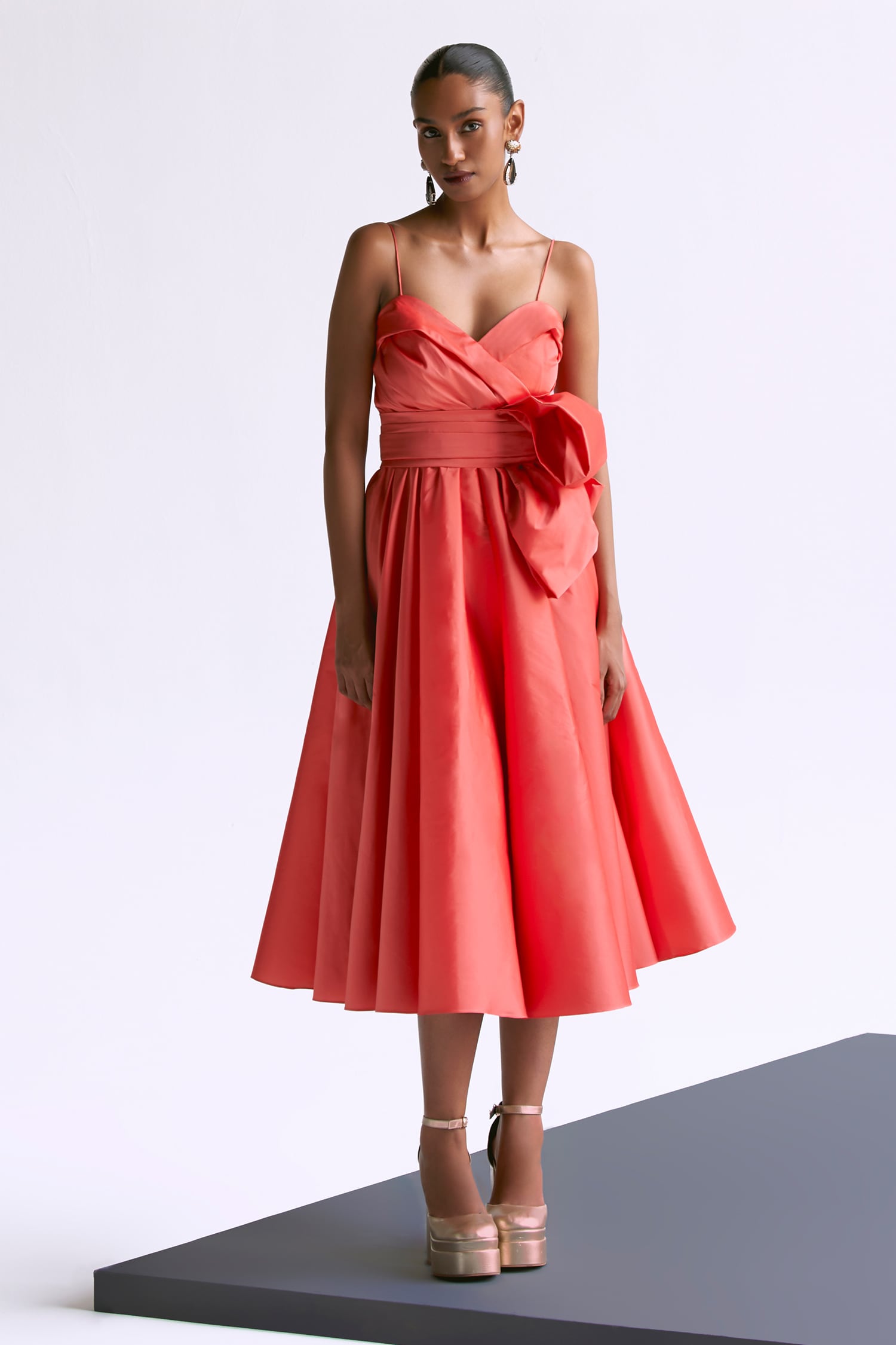 Buy Peach Taffeta Solid Sweetheart Neck Pleated Flare Midi Dress With ...