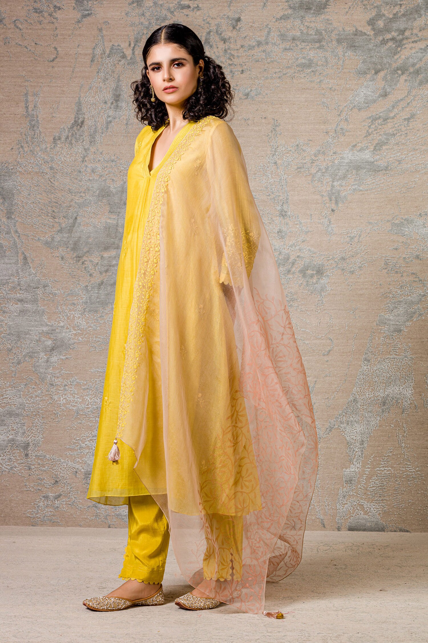 Buy Chanderi Embroidered Kurta Set by Devnaagri at Aza Fashions