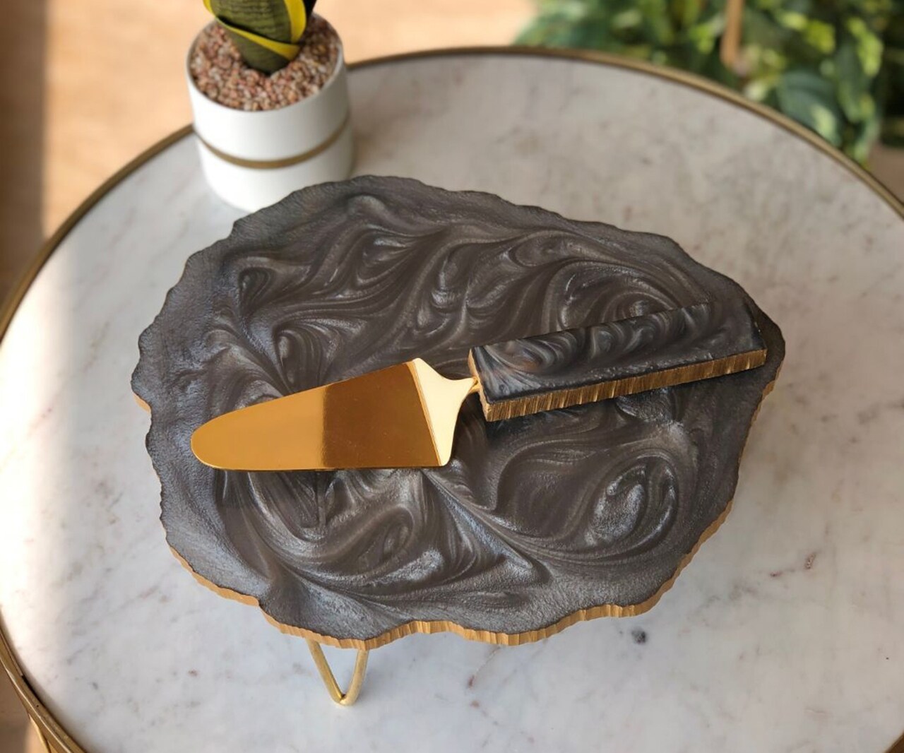 Buy Mason Home Lava Resin Cake Stand With Spatula Online | Aza Fashions