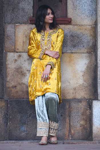 Buy Heena Kochhar Yellow Velvet Embroidered Kurta Set Online | Aza Fashions
